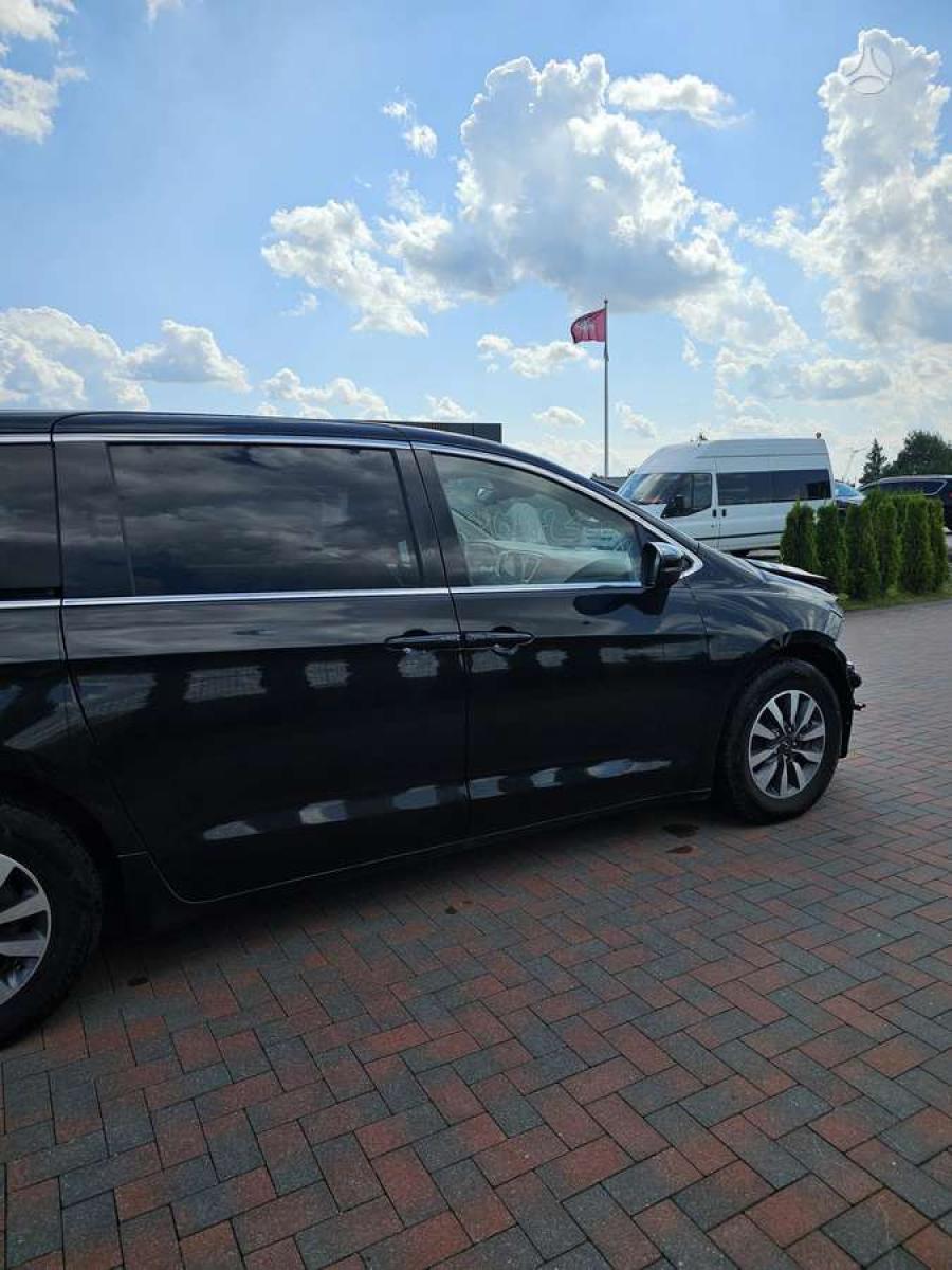 Black Chrysler Pacifica 2023 in Kaunas, with an engine capacity of 3.60 L and mileage of 190 thousand km for 11900 €, photo 6 on AUTOMOTO.COM.LV
