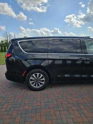 Black Chrysler Pacifica 2023 in Kaunas, with an engine capacity of 3.60 L and mileage of 190 thousand km for 11900 €, photo 7 on AUTOMOTO.COM.LV