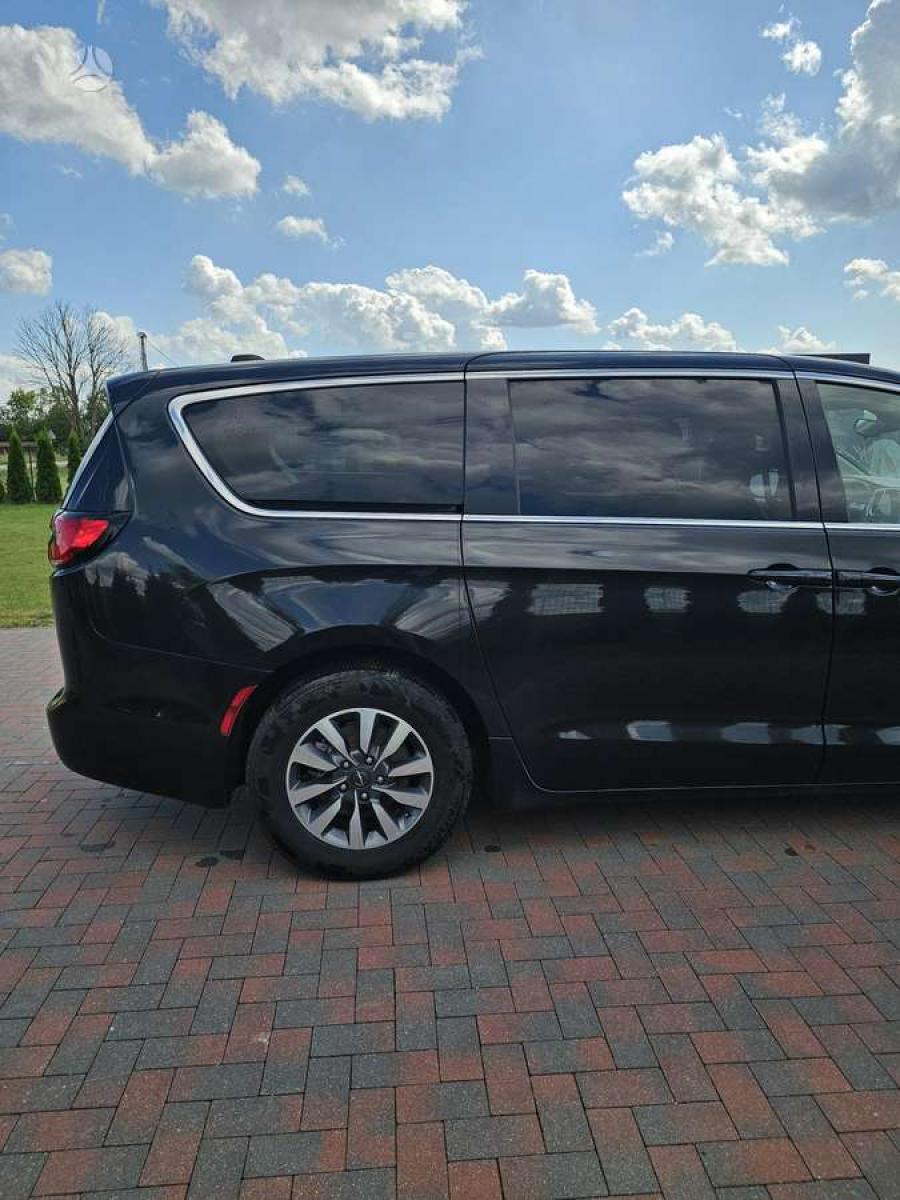 Black Chrysler Pacifica 2023 in Kaunas, with an engine capacity of 3.60 L and mileage of 190 thousand km for 11900 €, photo 7 on AUTOMOTO.COM.LV