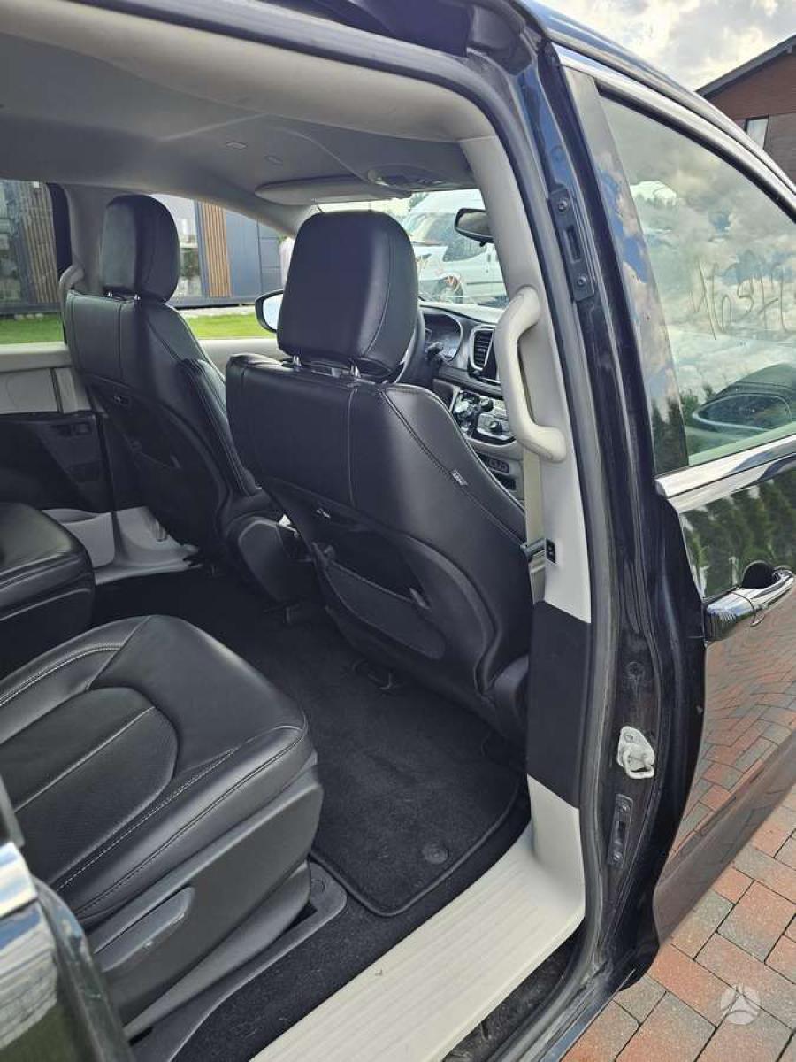 Black Chrysler Pacifica 2023 in Kaunas, with an engine capacity of 3.60 L and mileage of 190 thousand km for 11900 €, photo 8 on AUTOMOTO.COM.LV
