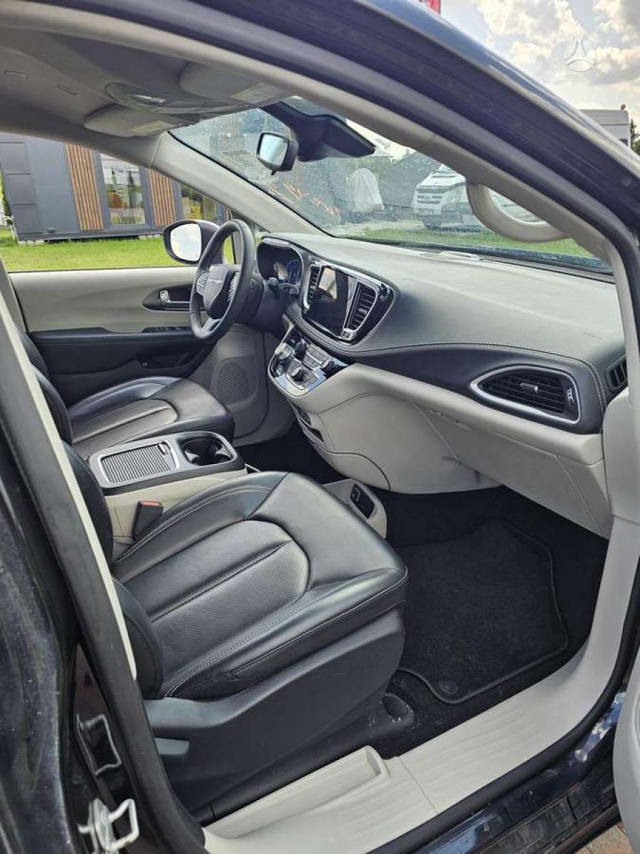 Black Chrysler Pacifica 2023 in Kaunas, with an engine capacity of 3.60 L and mileage of 190 thousand km for 11900 €, photo 9 on AUTOMOTO.COM.LV