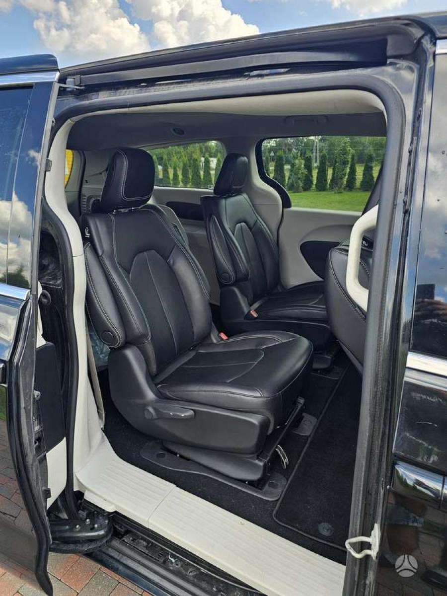 Black Chrysler Pacifica 2023 in Kaunas, with an engine capacity of 3.60 L and mileage of 190 thousand km for 11900 €, photo 10 on AUTOMOTO.COM.LV
