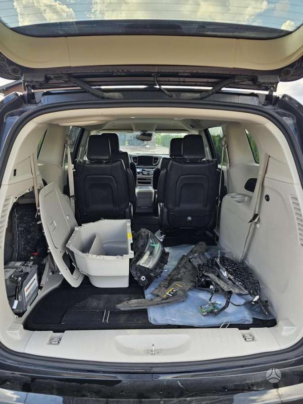 Melns Chrysler Pacifica 2023 Kauņa, ar dzinēja tilpumu 3.60 L un nobraukumu 190 tūkst. km par 11900 €, foto 11 vietnē AUTOMOTO.COM.LV