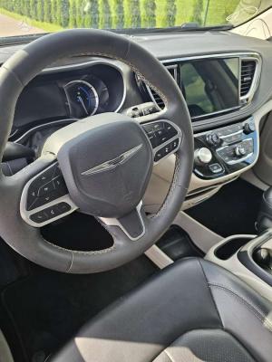 Black Chrysler Pacifica 2023 in Kaunas, with an engine capacity of 3.60 L and mileage of 190 thousand km for 11900 €, photo 12 on AUTOMOTO.COM.LV
