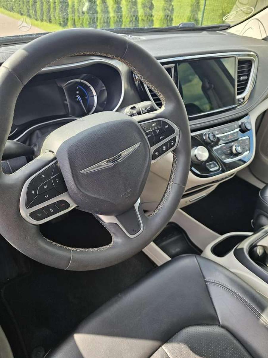 Black Chrysler Pacifica 2023 in Kaunas, with an engine capacity of 3.60 L and mileage of 190 thousand km for 11900 €, photo 12 on AUTOMOTO.COM.LV