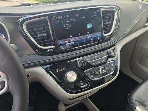 Black Chrysler Pacifica 2023 in Kaunas, with an engine capacity of 3.60 L and mileage of 190 thousand km for 11900 €, photo 13 on AUTOMOTO.COM.LV