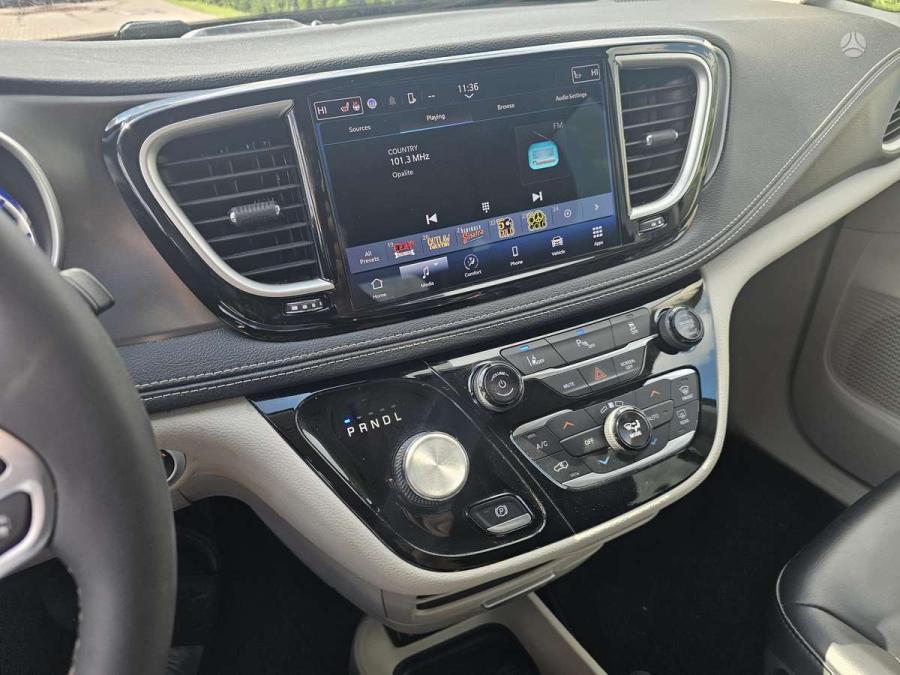 Black Chrysler Pacifica 2023 in Kaunas, with an engine capacity of 3.60 L and mileage of 190 thousand km for 11900 €, photo 13 on AUTOMOTO.COM.LV