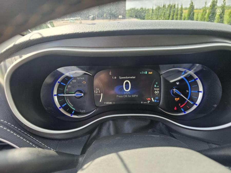 Black Chrysler Pacifica 2023 in Kaunas, with an engine capacity of 3.60 L and mileage of 190 thousand km for 11900 €, photo 14 on AUTOMOTO.COM.LV