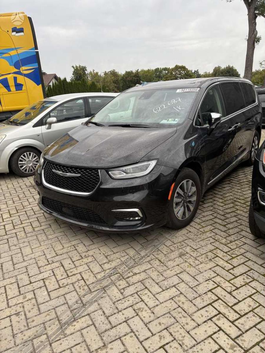 Black Chrysler Pacifica 2023 in Klaipeda, with an engine capacity of 3.61 L and mileage of 25 thousand km for 18800 €, photo 1 on AUTOMOTO.COM.LV