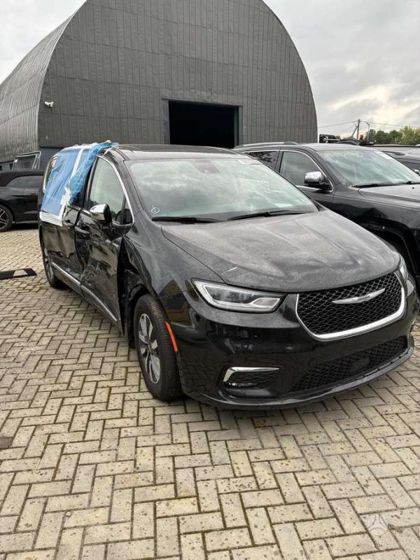 Chrysler Pacifica 2023 in Klaipeda on AUTOMOTO.COM.LV Black Chrysler Pacifica 2023 in Klaipeda, with an engine capacity of 3.61 L and mileage of 25 thousand km for 18800 €, photo 3 on AUTOMOTO.COM.LV