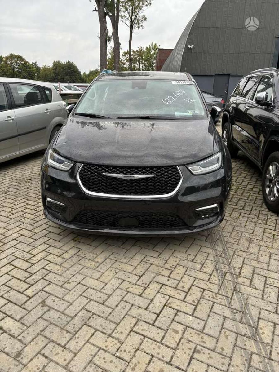 Black Chrysler Pacifica 2023 in Klaipeda, with an engine capacity of 3.61 L and mileage of 25 thousand km for 18800 €, photo 4 on AUTOMOTO.COM.LV