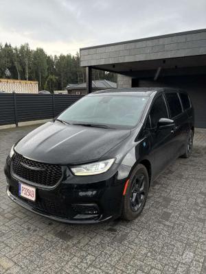 Black Chrysler Pacifica 2023 in Plunge, with an engine capacity of 3.60 L and mileage of 56 thousand km for 25500 €, photo  on AUTOMOTO.COM.LV