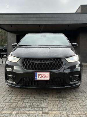 Black Chrysler Pacifica 2023 in Plunge, with an engine capacity of 3.60 L and mileage of 56 thousand km for 25500 €, photo 4 on AUTOMOTO.COM.LV