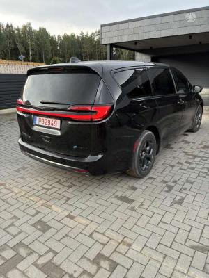 Black Chrysler Pacifica 2023 in Plunge, with an engine capacity of 3.60 L and mileage of 56 thousand km for 25500 €, photo 6 on AUTOMOTO.COM.LV