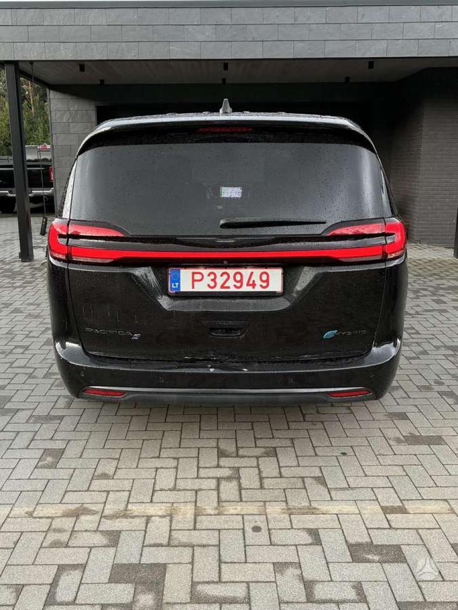 Black Chrysler Pacifica 2023 in Plunge, with an engine capacity of 3.60 L and mileage of 56 thousand km for 25500 €, photo 7 on AUTOMOTO.COM.LV