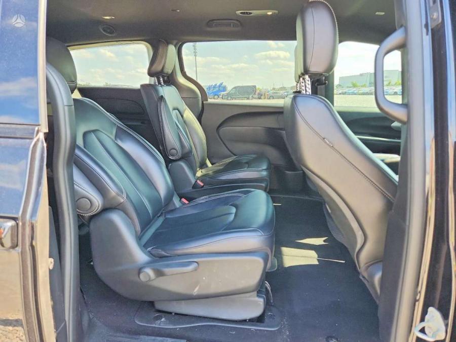 Black Chrysler Pacifica 2023 in Plunge, with an engine capacity of 3.60 L and mileage of 56 thousand km for 25500 €, photo 9 on AUTOMOTO.COM.LV