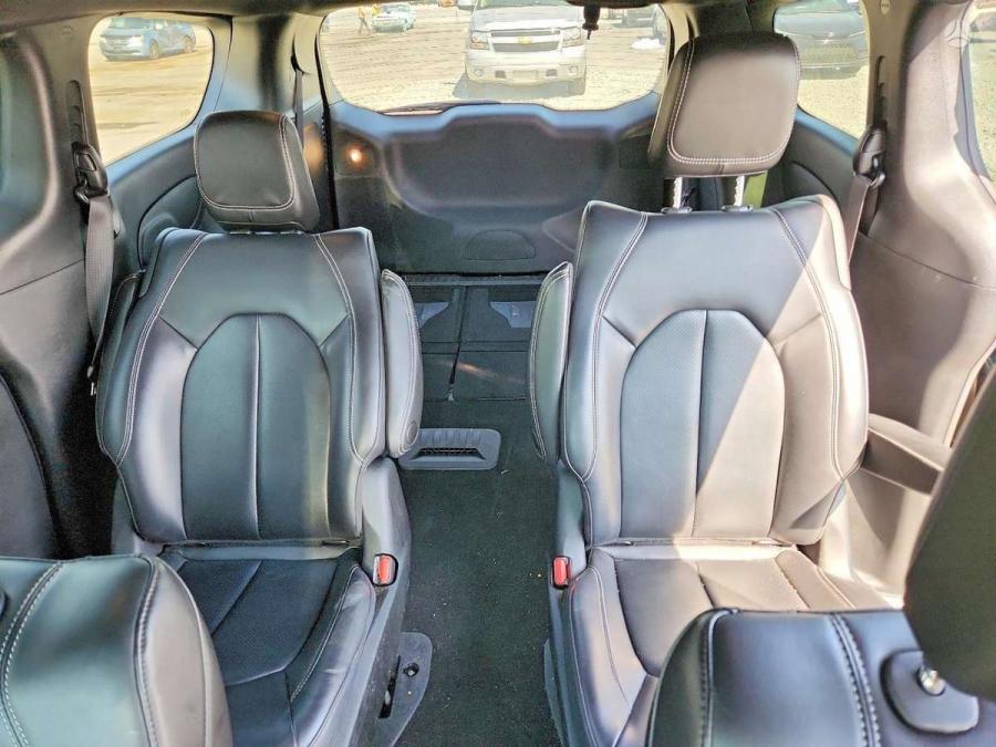 Black Chrysler Pacifica 2023 in Plunge, with an engine capacity of 3.60 L and mileage of 56 thousand km for 25500 €, photo 10 on AUTOMOTO.COM.LV