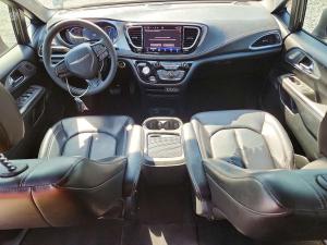 Black Chrysler Pacifica 2023 in Plunge, with an engine capacity of 3.60 L and mileage of 56 thousand km for 25500 €, photo 12 on AUTOMOTO.COM.LV