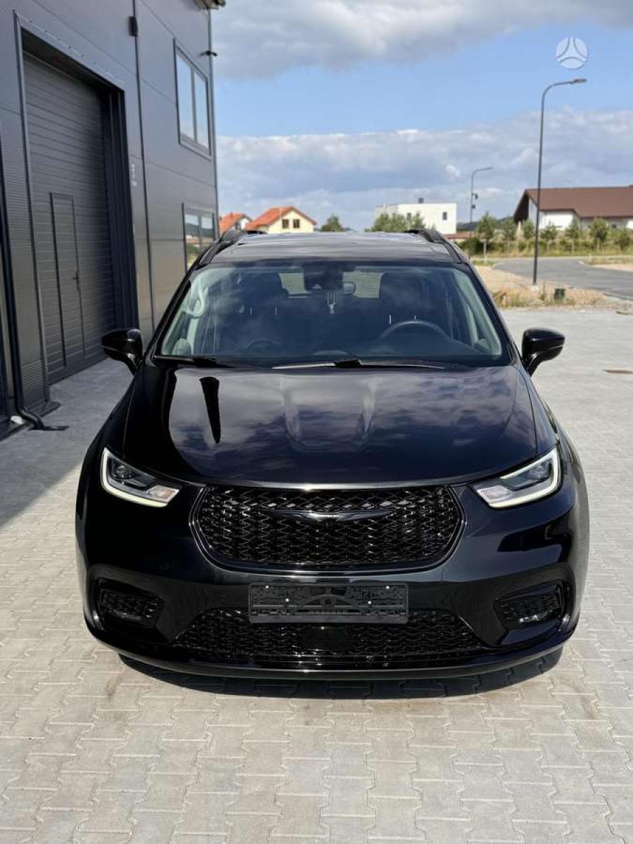 Melns Chrysler Pacifica 2022 Klaipėda, ar dzinēja tilpumu 3.60 L un nobraukumu 171 tūkst. km par 20200 €, foto 4 vietnē AUTOMOTO.COM.LV