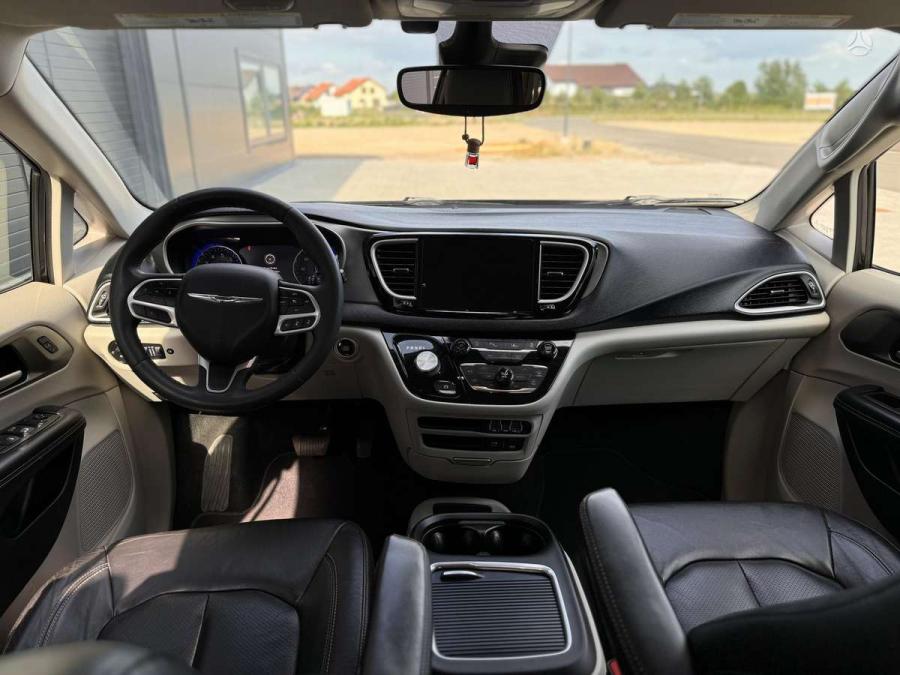 Melns Chrysler Pacifica 2022 Klaipėda, ar dzinēja tilpumu 3.60 L un nobraukumu 171 tūkst. km par 20200 €, foto 5 vietnē AUTOMOTO.COM.LV