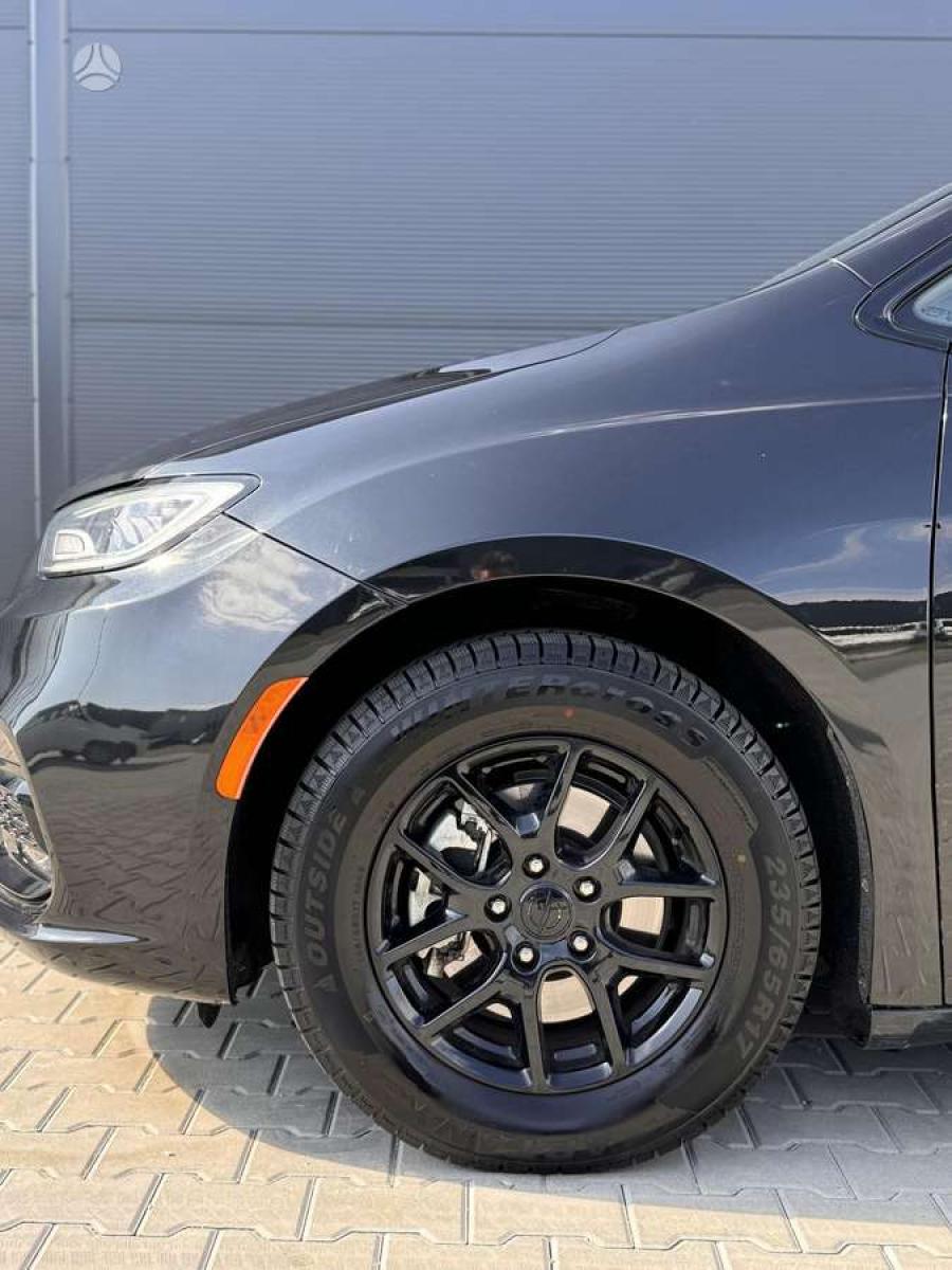 Melns Chrysler Pacifica 2022 Klaipėda, ar dzinēja tilpumu 3.60 L un nobraukumu 171 tūkst. km par 20200 €, foto 6 vietnē AUTOMOTO.COM.LV