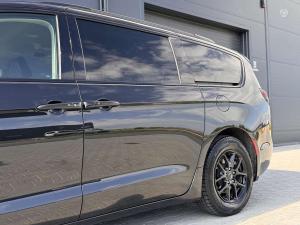 Melns Chrysler Pacifica 2022 Klaipėda, ar dzinēja tilpumu 3.60 L un nobraukumu 171 tūkst. km par 20200 €, foto 7 vietnē AUTOMOTO.COM.LV