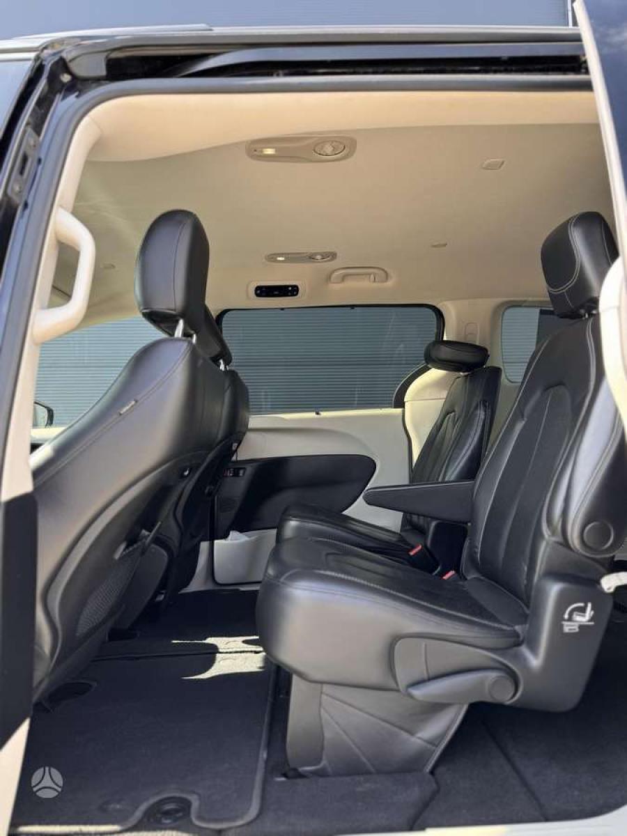 Melns Chrysler Pacifica 2022 Klaipėda, ar dzinēja tilpumu 3.60 L un nobraukumu 171 tūkst. km par 20200 €, foto 12 vietnē AUTOMOTO.COM.LV