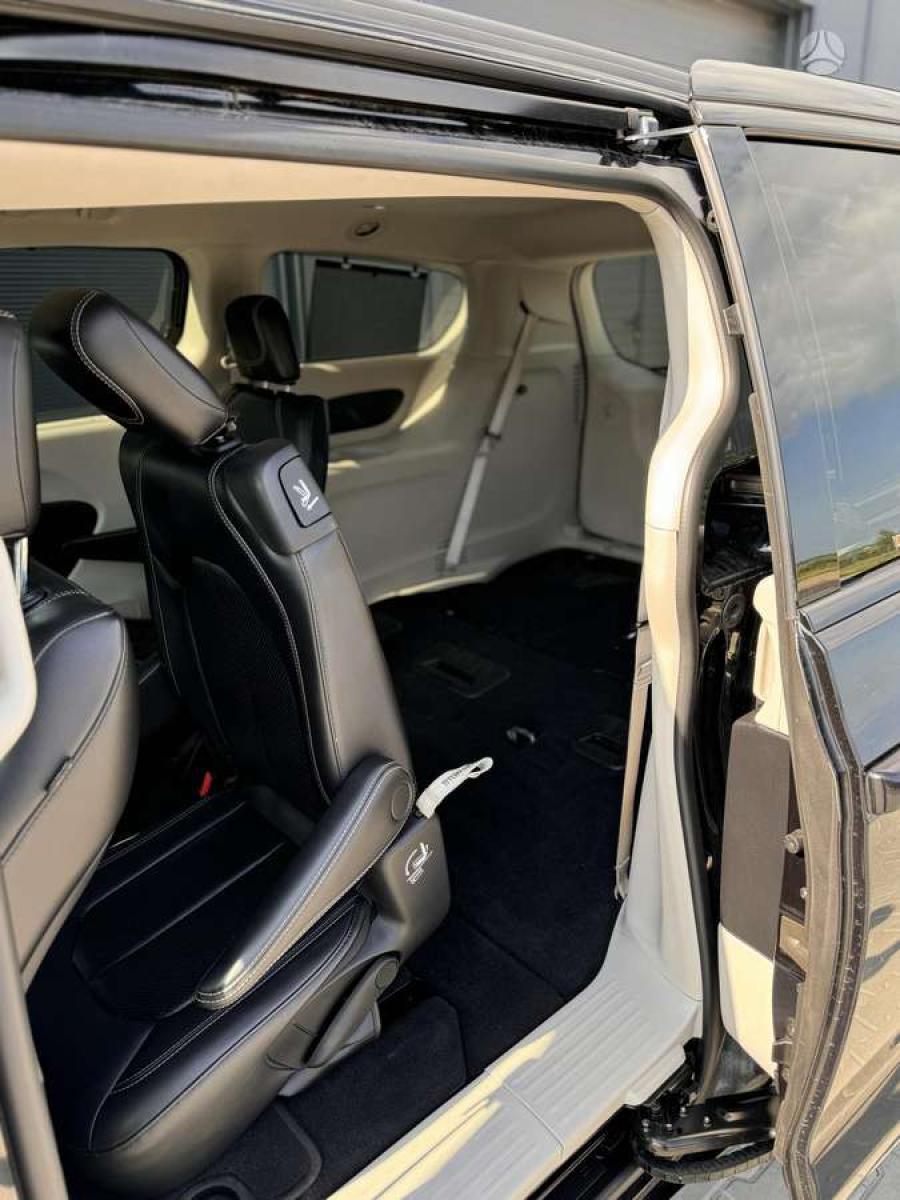 Melns Chrysler Pacifica 2022 Klaipėda, ar dzinēja tilpumu 3.60 L un nobraukumu 171 tūkst. km par 20200 €, foto 15 vietnē AUTOMOTO.COM.LV