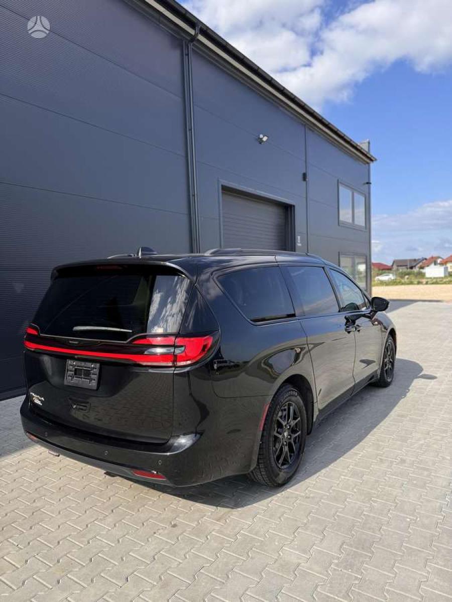 Melns Chrysler Pacifica 2022 Klaipėda, ar dzinēja tilpumu 3.60 L un nobraukumu 171 tūkst. km par 20200 €, foto 22 vietnē AUTOMOTO.COM.LV