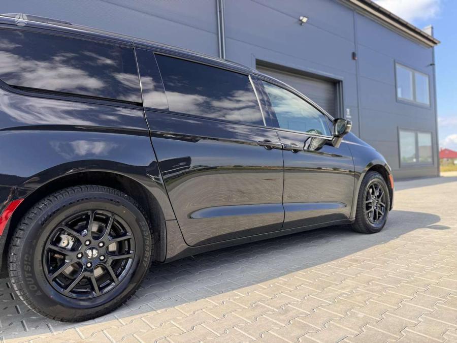 Melns Chrysler Pacifica 2022 Klaipėda, ar dzinēja tilpumu 3.60 L un nobraukumu 171 tūkst. km par 20200 €, foto 23 vietnē AUTOMOTO.COM.LV