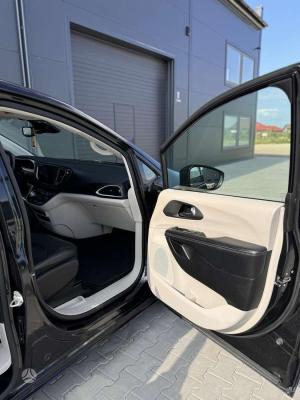 Melns Chrysler Pacifica 2022 Klaipėda, ar dzinēja tilpumu 3.60 L un nobraukumu 171 tūkst. km par 20200 €, foto 26 vietnē AUTOMOTO.COM.LV