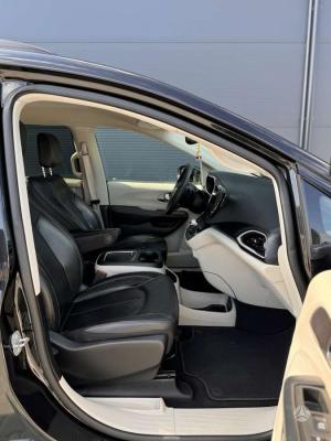 Melns Chrysler Pacifica 2022 Klaipėda, ar dzinēja tilpumu 3.60 L un nobraukumu 171 tūkst. km par 20200 €, foto 27 vietnē AUTOMOTO.COM.LV