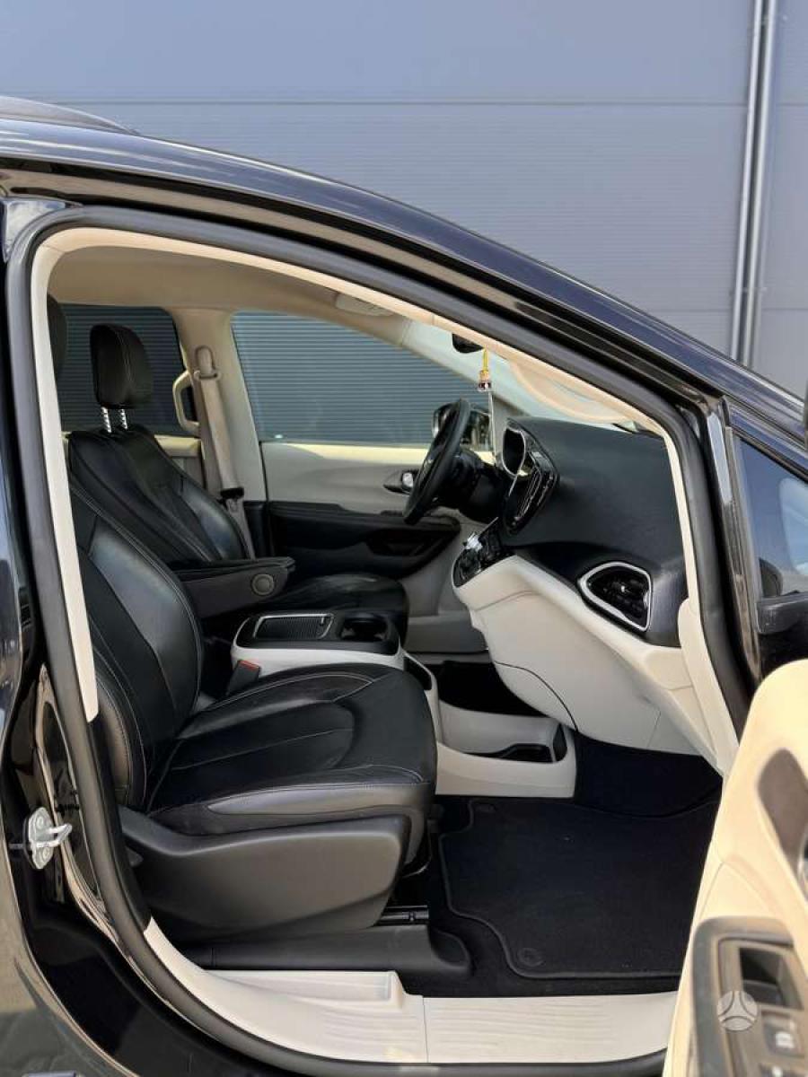 Melns Chrysler Pacifica 2022 Klaipėda, ar dzinēja tilpumu 3.60 L un nobraukumu 171 tūkst. km par 20200 €, foto 27 vietnē AUTOMOTO.COM.LV