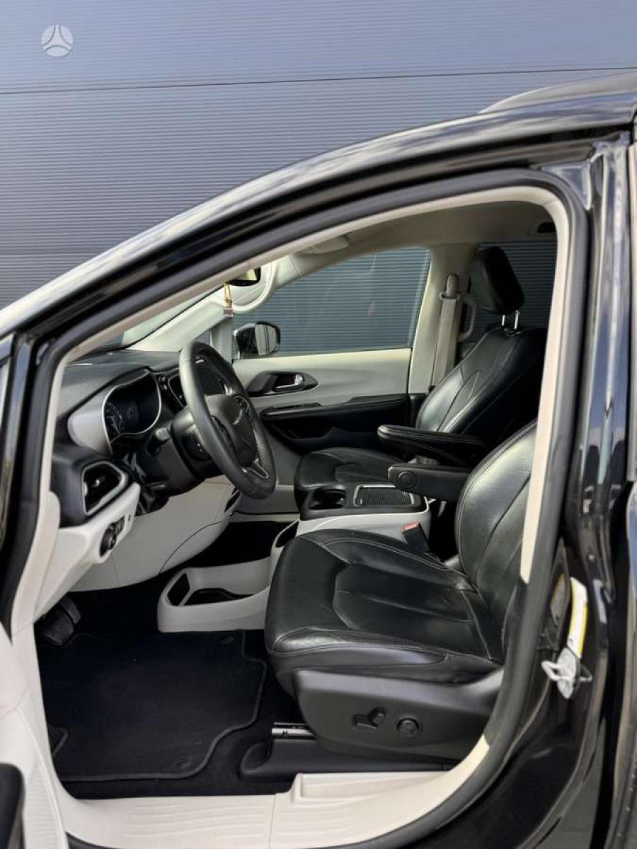 Melns Chrysler Pacifica 2022 Klaipėda, ar dzinēja tilpumu 3.60 L un nobraukumu 171 tūkst. km par 20200 €, foto 28 vietnē AUTOMOTO.COM.LV