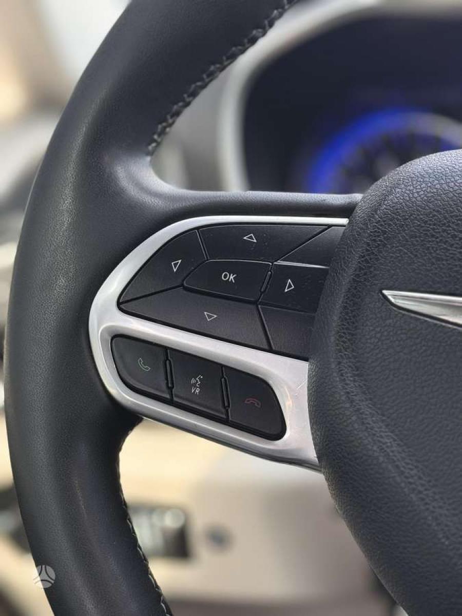 Melns Chrysler Pacifica 2022 Klaipėda, ar dzinēja tilpumu 3.60 L un nobraukumu 171 tūkst. km par 20200 €, foto 30 vietnē AUTOMOTO.COM.LV