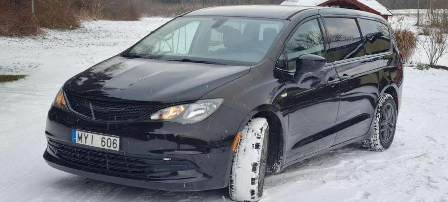 Melns Chrysler Pacifica 2017 Viļņa, ar dzinēja tilpumu 3.60 L un nobraukumu 172 tūkst. km par 11550 €, foto 2 vietnē AUTOMOTO.COM.LV
