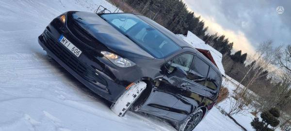 Black Chrysler Pacifica 2017 in Vilnius, with an engine capacity of 3.60 L and mileage of 172 thousand km for 11550 €, photo 3 on AUTOMOTO.COM.LV
