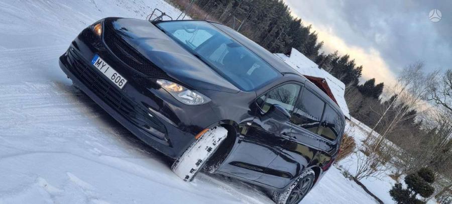 Melns Chrysler Pacifica 2017 Viļņa, ar dzinēja tilpumu 3.60 L un nobraukumu 172 tūkst. km par 11550 €, foto 3 vietnē AUTOMOTO.COM.LV