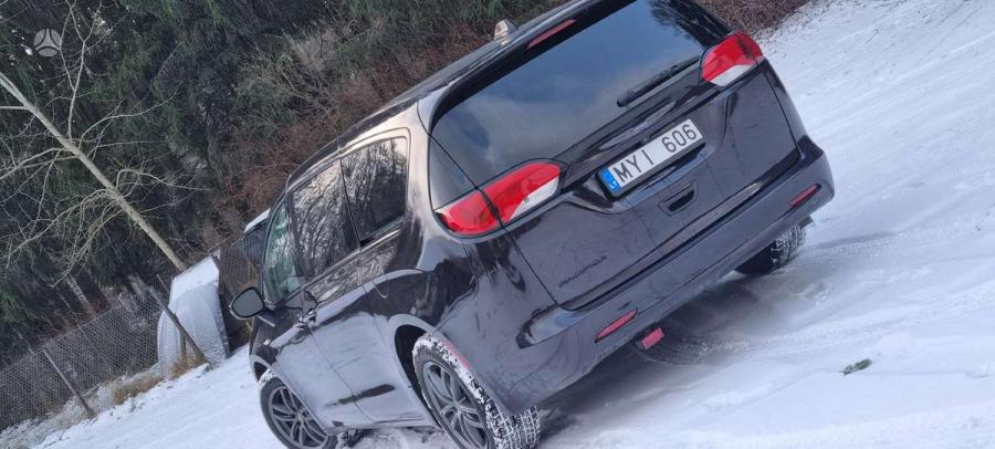 Melns Chrysler Pacifica 2017 Viļņa, ar dzinēja tilpumu 3.60 L un nobraukumu 172 tūkst. km par 11550 €, foto 5 vietnē AUTOMOTO.COM.LV