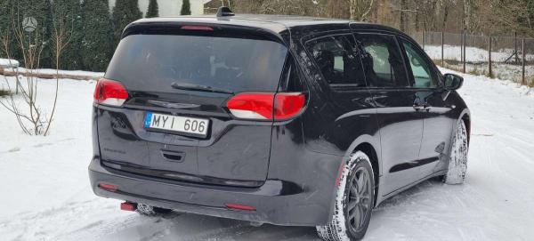 Black Chrysler Pacifica 2017 in Vilnius, with an engine capacity of 3.60 L and mileage of 172 thousand km for 11550 €, photo 6 on AUTOMOTO.COM.LV