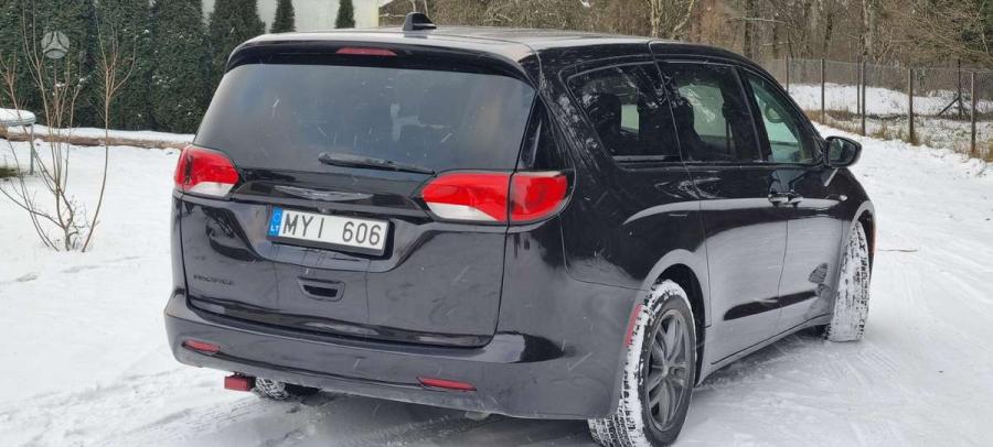 Melns Chrysler Pacifica 2017 Viļņa, ar dzinēja tilpumu 3.60 L un nobraukumu 172 tūkst. km par 11550 €, foto 6 vietnē AUTOMOTO.COM.LV