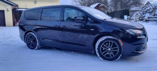 Black Chrysler Pacifica 2017 in Vilnius, with an engine capacity of 3.60 L and mileage of 172 thousand km for 11550 €, photo 8 on AUTOMOTO.COM.LV