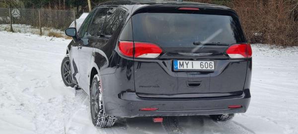 Black Chrysler Pacifica 2017 in Vilnius, with an engine capacity of 3.60 L and mileage of 172 thousand km for 11550 €, photo 9 on AUTOMOTO.COM.LV