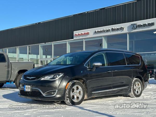 Melns Chrysler Pacifica 2017 Tallina, ar dzinēja tilpumu 3.60 L un nobraukumu 215 tūkst. km par 17900 €, foto 2 vietnē AUTOMOTO.COM.LV