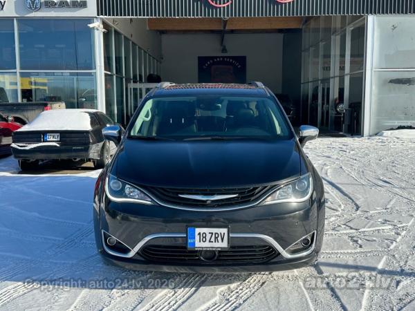 Melns Chrysler Pacifica 2017 Tallina, ar dzinēja tilpumu 3.60 L un nobraukumu 215 tūkst. km par 17900 €, foto 3 vietnē AUTOMOTO.COM.LV