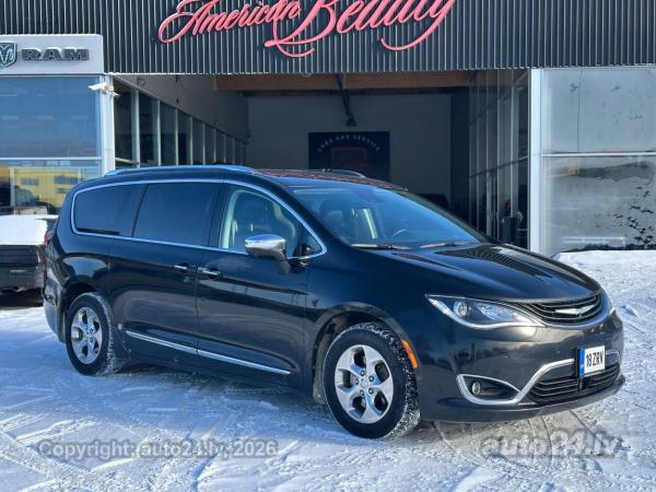 Melns Chrysler Pacifica 2017 Tallina, ar dzinēja tilpumu 3.60 L un nobraukumu 215 tūkst. km par 17900 €, foto 4 vietnē AUTOMOTO.COM.LV
