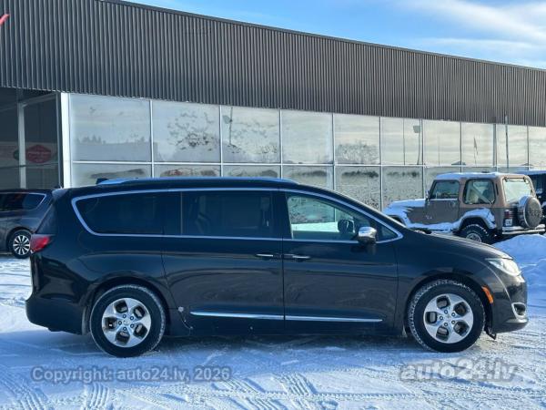 Melns Chrysler Pacifica 2017 Tallina, ar dzinēja tilpumu 3.60 L un nobraukumu 215 tūkst. km par 17900 €, foto 5 vietnē AUTOMOTO.COM.LV