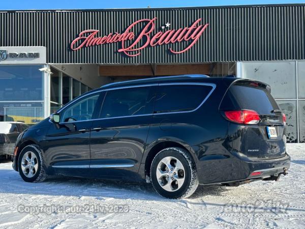 Melns Chrysler Pacifica 2017 Tallina, ar dzinēja tilpumu 3.60 L un nobraukumu 215 tūkst. km par 17900 €, foto 7 vietnē AUTOMOTO.COM.LV
