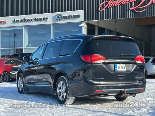 Melns Chrysler Pacifica 2017 Tallina, ar dzinēja tilpumu 3.60 L un nobraukumu 215 tūkst. km par 17900 €, foto 8 vietnē AUTOMOTO.COM.LV