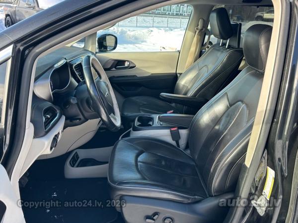 Melns Chrysler Pacifica 2017 Tallina, ar dzinēja tilpumu 3.60 L un nobraukumu 215 tūkst. km par 17900 €, foto 11 vietnē AUTOMOTO.COM.LV